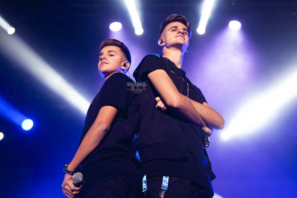 Adexe y Nau estrenan su nuevo y sorprendente single 'Diferente' - MyiPop